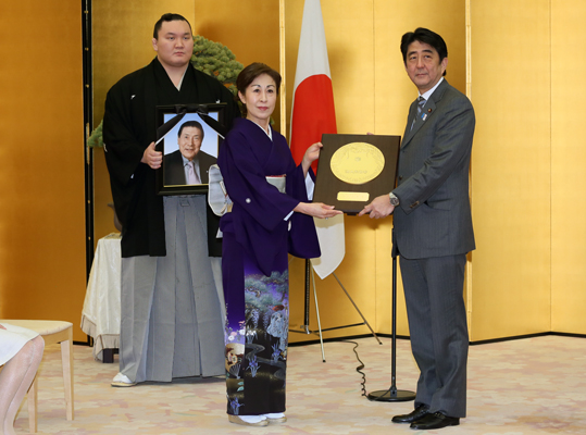 Ceremony to Present the National Honor Award (The Prime Minister in ...