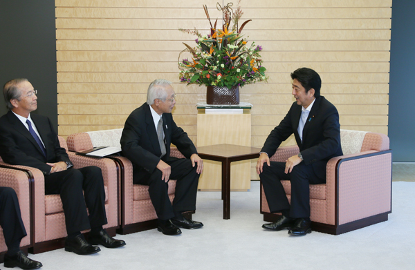 The Prime Minister Receives a Proposal from the APEC Business Advisory ...