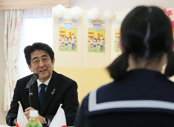 The Prime Minister Visits Children’s Foster Care Center Kibo no Ie ...