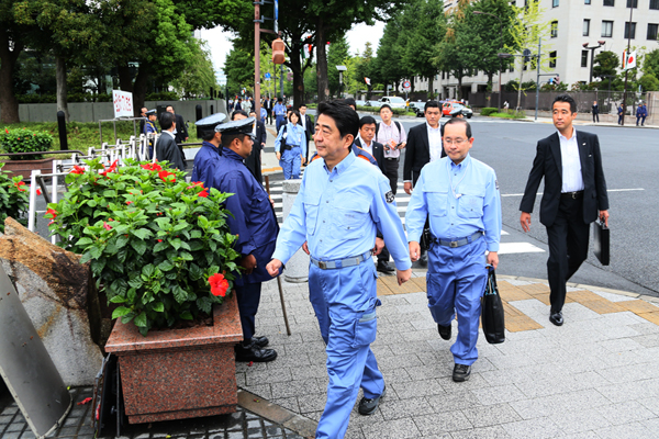 Disaster Prevention Day Drills for FY2014 (The Prime Minister in Action ...